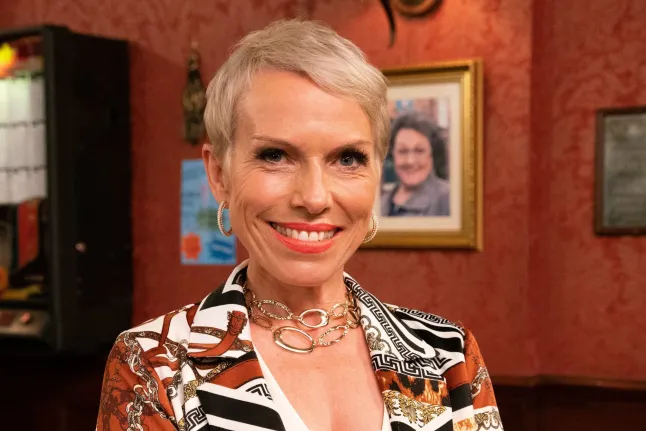 Coronation Street issues first warning to controversial Debbie dementia ...